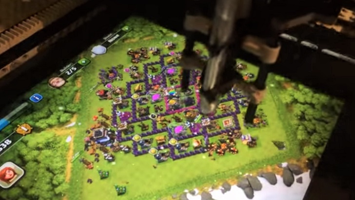 Terlalu malas, Pria Ini Menggunakan Robot untuk Bermain COC Miliknya - Dafunda.com